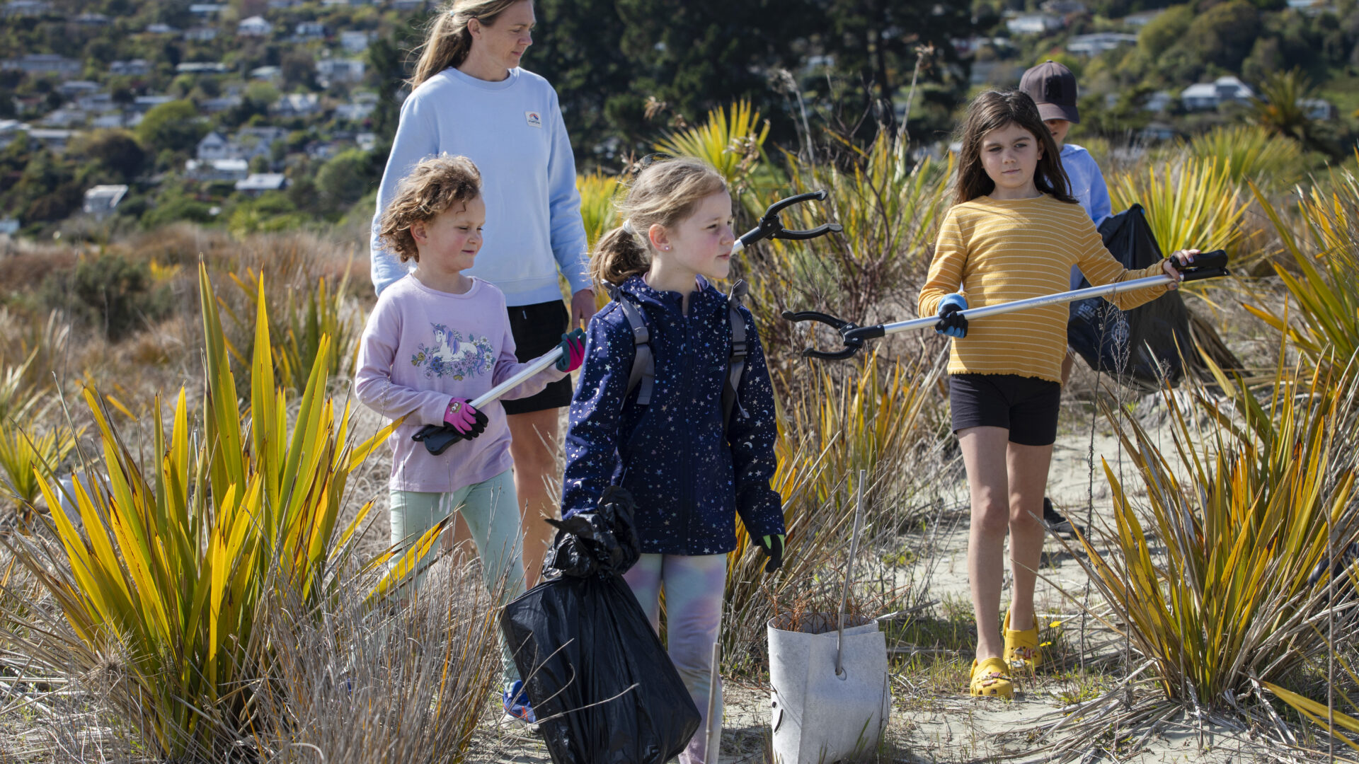 Beach Clean Up - Tahuna Beach Holiday Park | Creating lifelong memories...